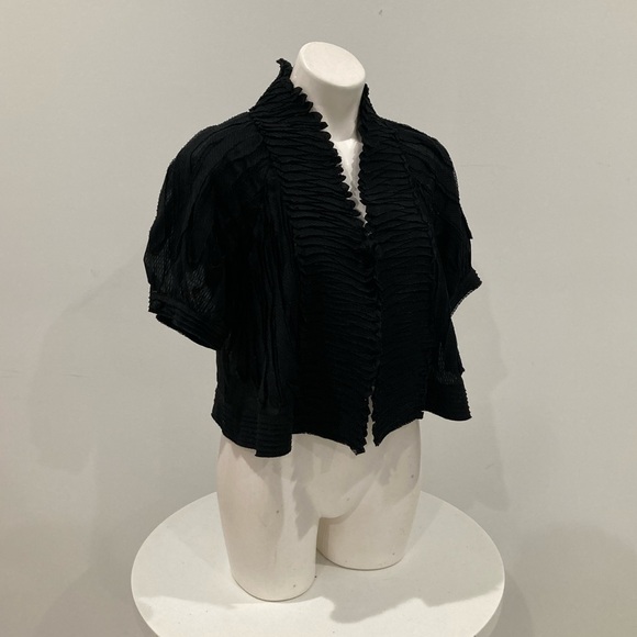 BCBGMaxAzria | Jackets & Coats | Bcbg Maxazria Black Puff Sleeve Pintuck Shrug Jacket S | Poshmark